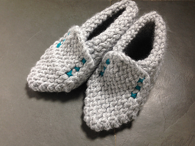 Ravelry: Loom knitted winter slippers pattern by Mireia Marcet