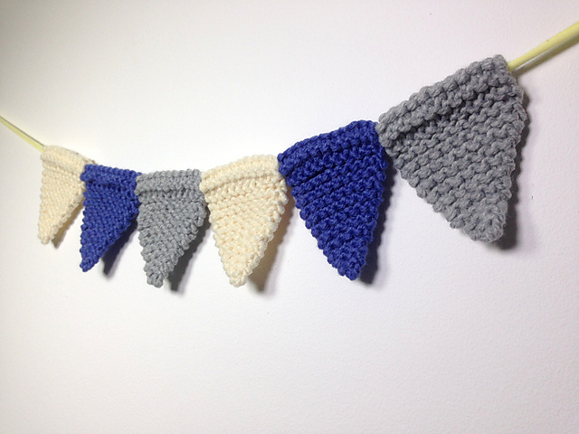 Ravelry: Loom knitted pennant banner pattern by Mireia Marcet