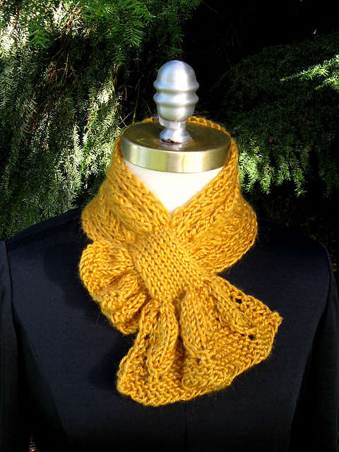 Ravelry: Cabled Scarflette pattern by Rebecca Harmon
