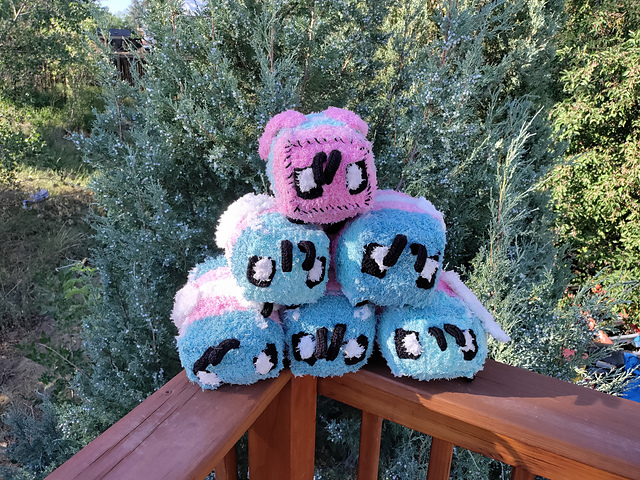 Ravelry Minecraft Trans Bees Pattern By Rowan Mngwa