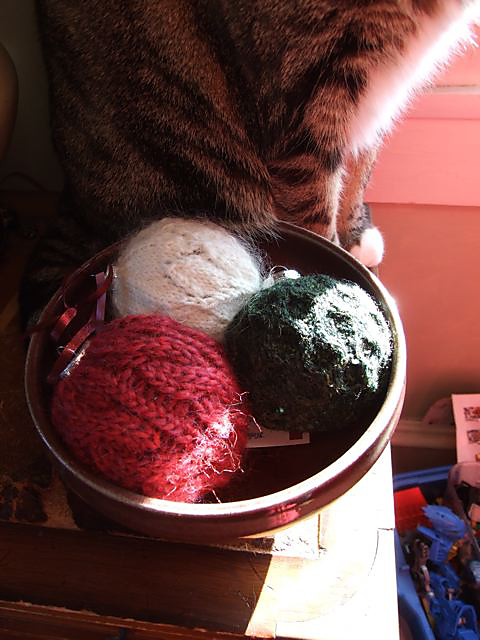 Ravelry: momogus' Cabled Christmas Ornament