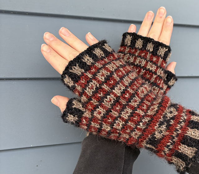 Ravelry: Bradbury muffatees pattern by bunnymuff - Mona Zillah