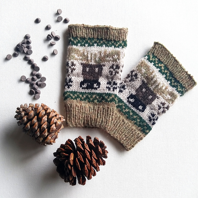 Ravelry: Chocolate Moose Mitts pattern by bunnymuff - Mona Zillah
