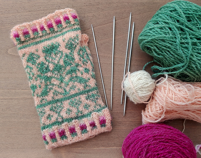 Ravelry: Tremendous Thistle muffatees pattern by bunnymuff - Mona Zillah