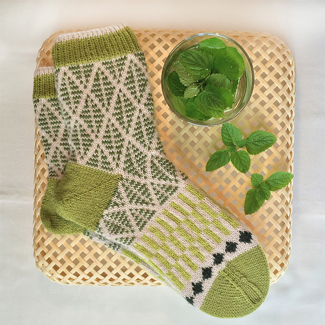 Ravelry: Diamonds On Demand Socks pattern by Simone Reuss