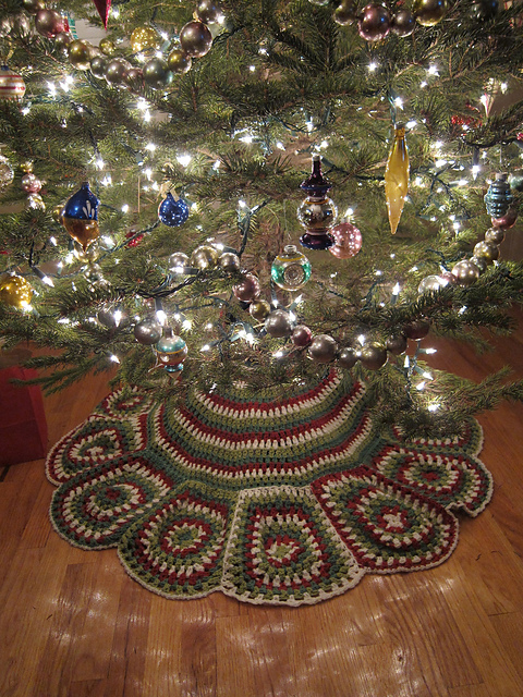 Ravelry: Vintage Modern Tree Skirt pattern by Lesley Packel