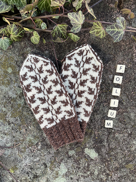 Ravelry: Folium mittens pattern by Madeleine Claesson