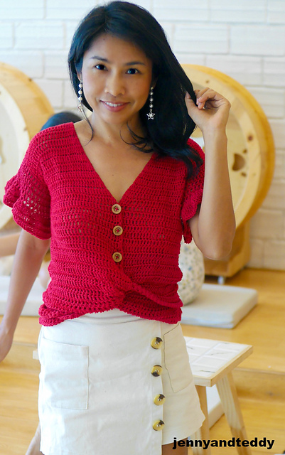 Ravelry: twist me pretty top pattern by jennyandteddy