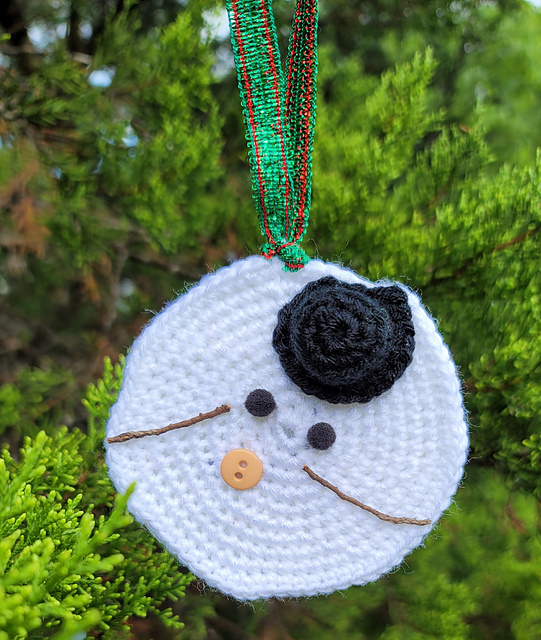 Ravelry: Melted Snowman Ornament pattern by Lisa Ferrel