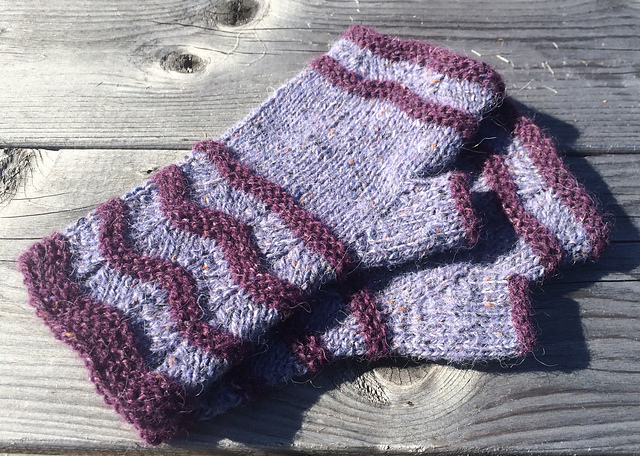 Ravelry: Luisa Mitts pattern by Leslie Roth