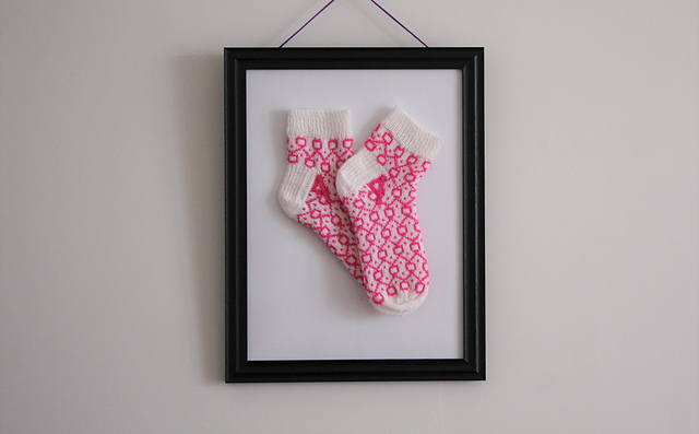 Ravelry: Loopy phone doodle sock pattern by myrtle knits