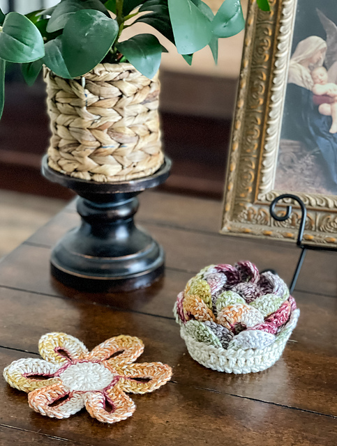 Ravelry: Blooming Flower Basket Coaster Set pattern by Tonya Bush