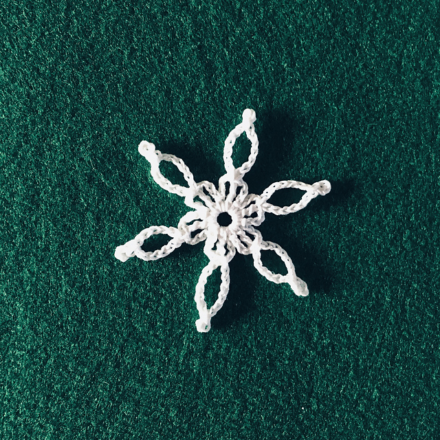 Ravelry: Snowflake SP-21 pattern by Helen Haywood