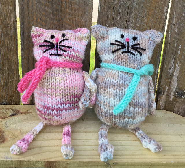 Ravelry: Kitty Shelf Sitter pattern by Frugal Knitting Haus