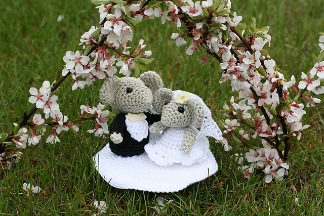 Ravelry: Stu and Soph Wedding Mice pattern by Niamh Holcroft