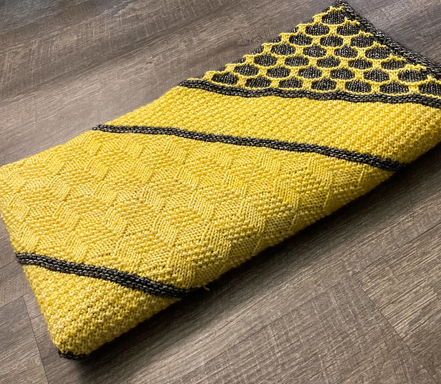 Ravelry: Gracie Bee Stroller Blanket pattern by Donielle Oliver Showvay