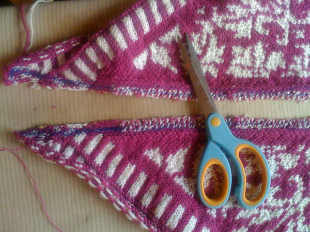 Ravelry: nikiboko's magenta THiSTLe SHaWL
