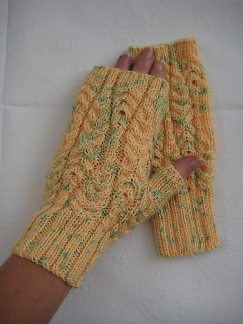 Ravelry: Fingerless mittens Wheat field pattern by Maryna Radzko