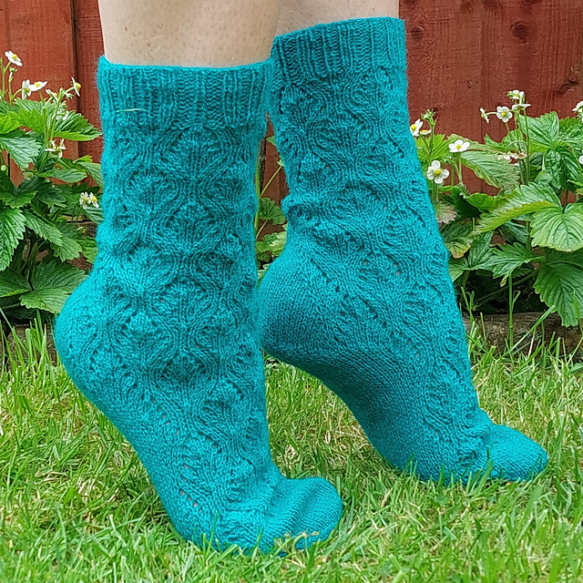 Ravelry: Oak leaves socks pattern by Maryna Radzko