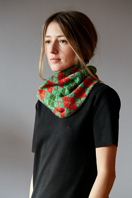 Ravelry: Karo Cowl pattern by Nurgun Bayazit