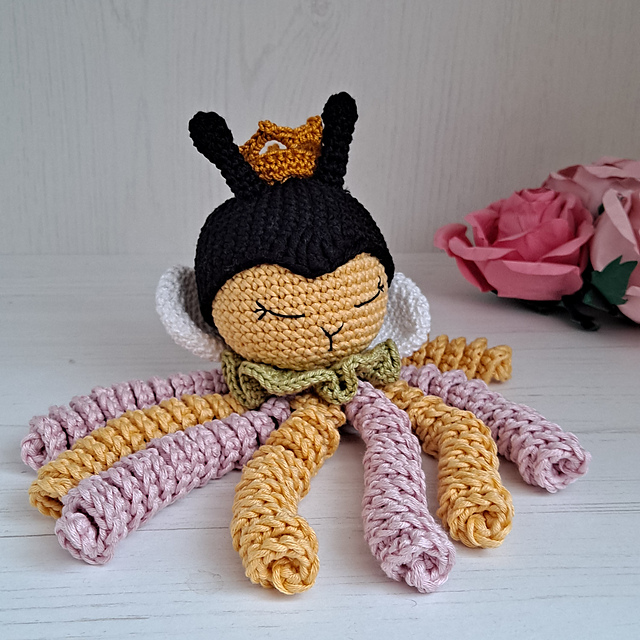 Ravelry: Octopus Queen bee pattern by Nicole Lopes