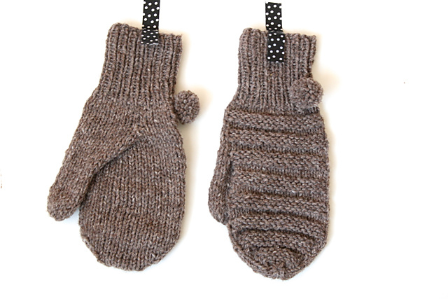 Ravelry: I heart pompoms mittens pattern by Oomieknits