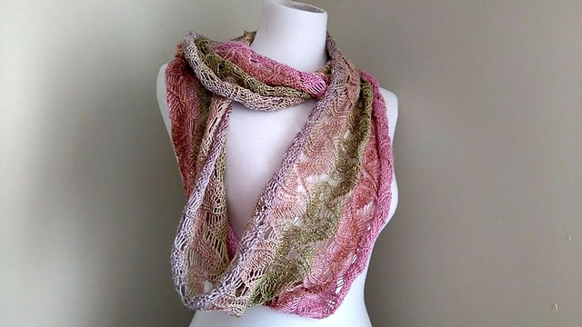 Ravelry: idlewyldes cowl pattern by Lori Law