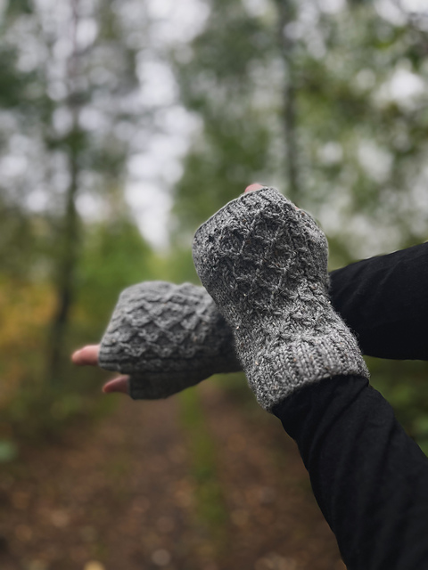 Ravelry: Larvikit Mittens pattern by Zuzanna Pabin