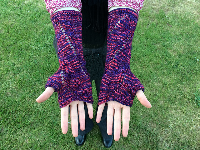 Ravelry: Diagonal Spiral Mitts pattern by Julie Comparini