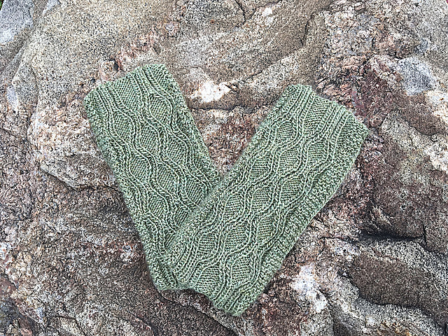 Ravelry: Hourglass Fall Mitts pattern by Susan Gressman