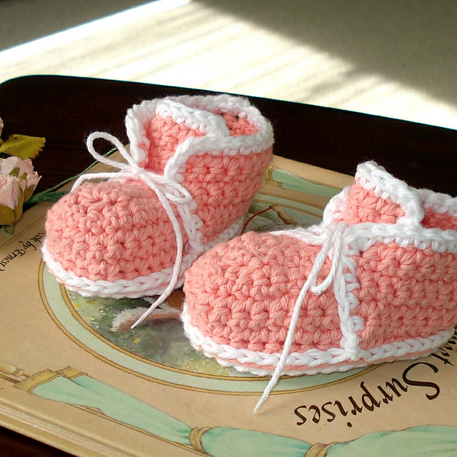 Ravelry: high top booties pattern by Genevive Hunter
