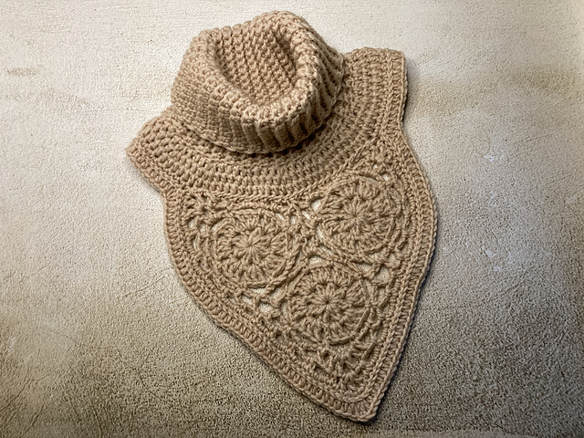 Ravelry: Alice Triangle Cowl pattern by Anna Martynenko