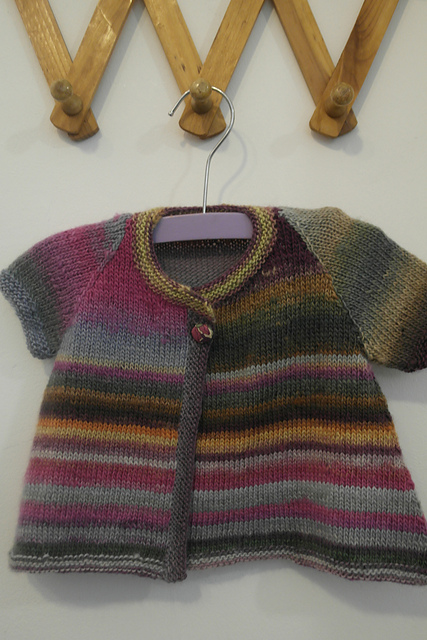 Ravelry: raglan baby cardigan pattern by Pauleeen woool