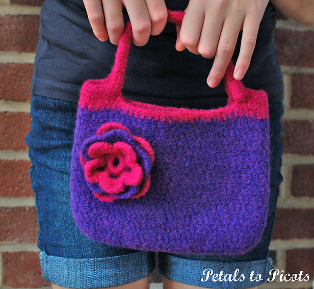 Ravelry: Pretty Little Felted Purse pattern by Kara Gunza