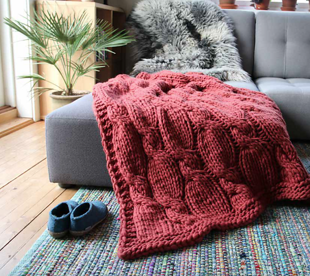 Ravelry: Cabled Sofa Spread / Flettefint sofapledd pattern by Heidi ...