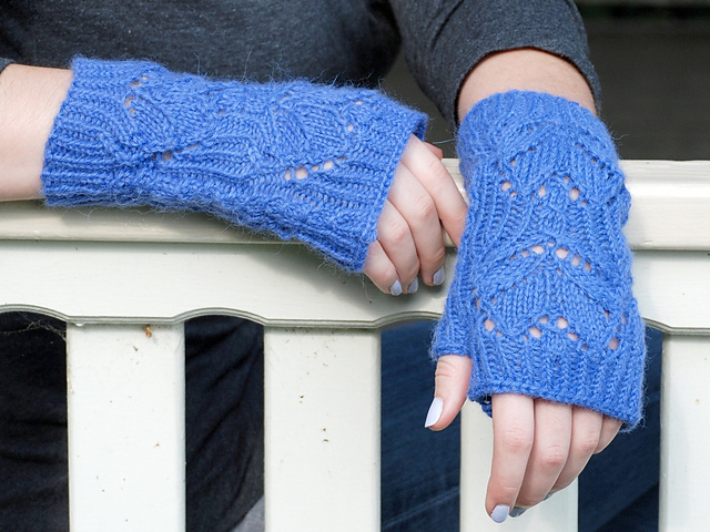 Ravelry: Viscaria Mitts pattern by Corrina Ferguson