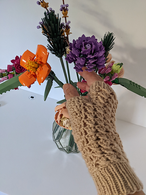 Ravelry: Mitones Ambi pattern by Pilara Robles