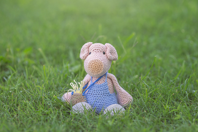 Ravelry: Fiddler the Pig pattern by Piper Hinds