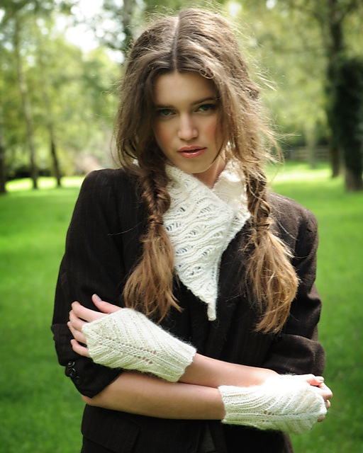 Ravelry: Alexis Gloves pattern by Tracy Birch