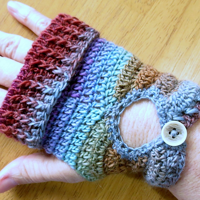 Ravelry: Keyhole Driving Gloves pattern by Pam Daley