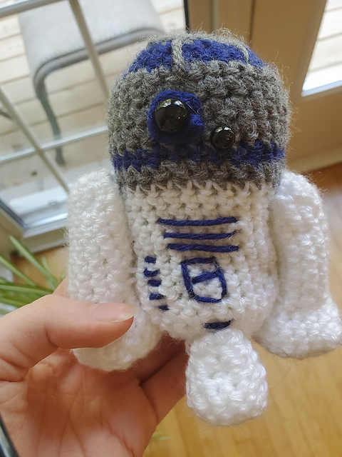 Ravelry: R2D2 Amigurumi pattern by Gillian Nestor