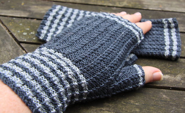 Ravelry: Belinus Mitts pattern by Jane Lithgow