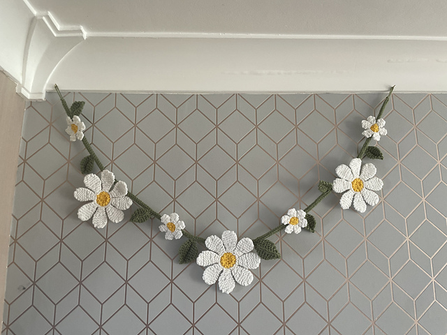 Ravelry: Daisy Flower Garland pattern by Emma Whittle