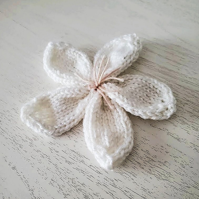 Ravelry: Knitted Cherry Blossoms pattern by Linda Thach