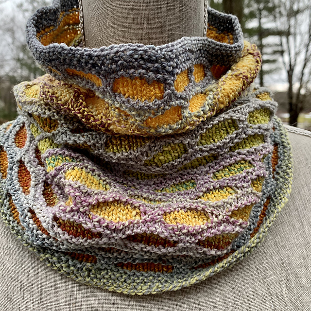Ravelry: Lozenge Cowl pattern by Raging Wool