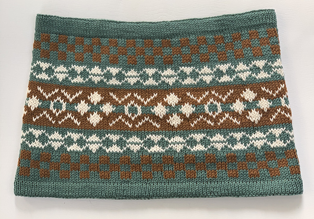 Ravelry: Checks and Diamonds Cowl pattern by Raging Wool