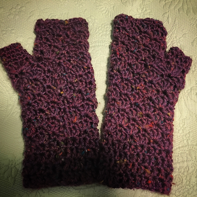 Ravelry: Tailored Shell Mitts pattern by Stacey Lozano