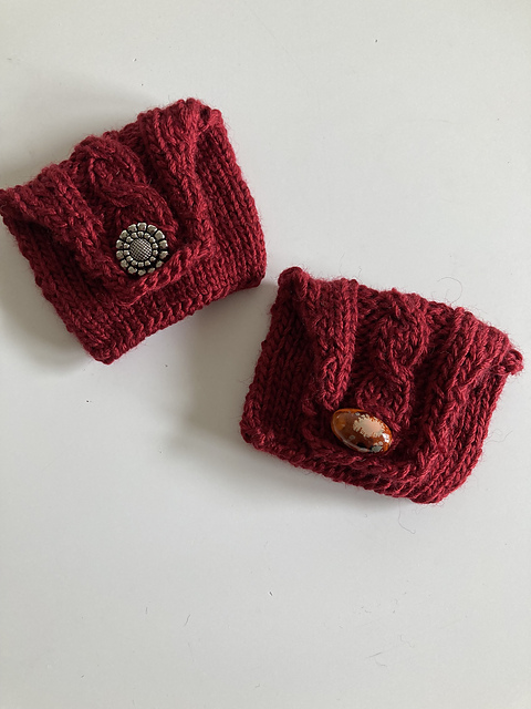 Ravelry: Cable Knit Coin Purse pattern by Rebecca Haskell