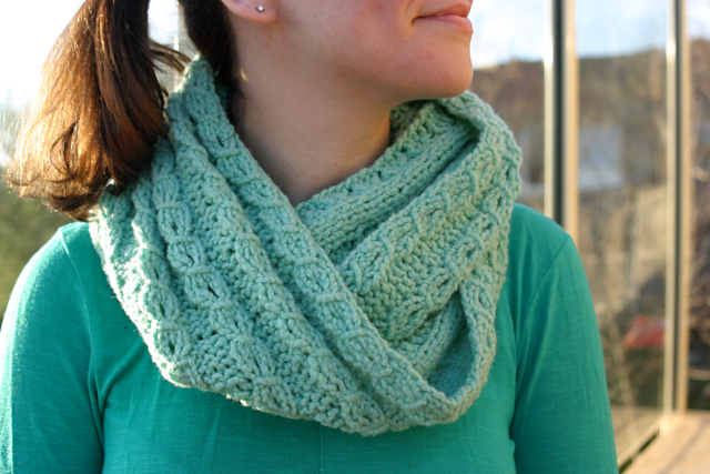 Ravelry: Soft & Swift Cowl pattern by Kindred Yarn & Design