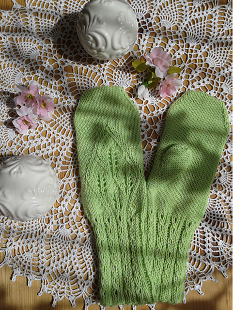 Ravelry: Mittens with Leaves pattern by Rahymah